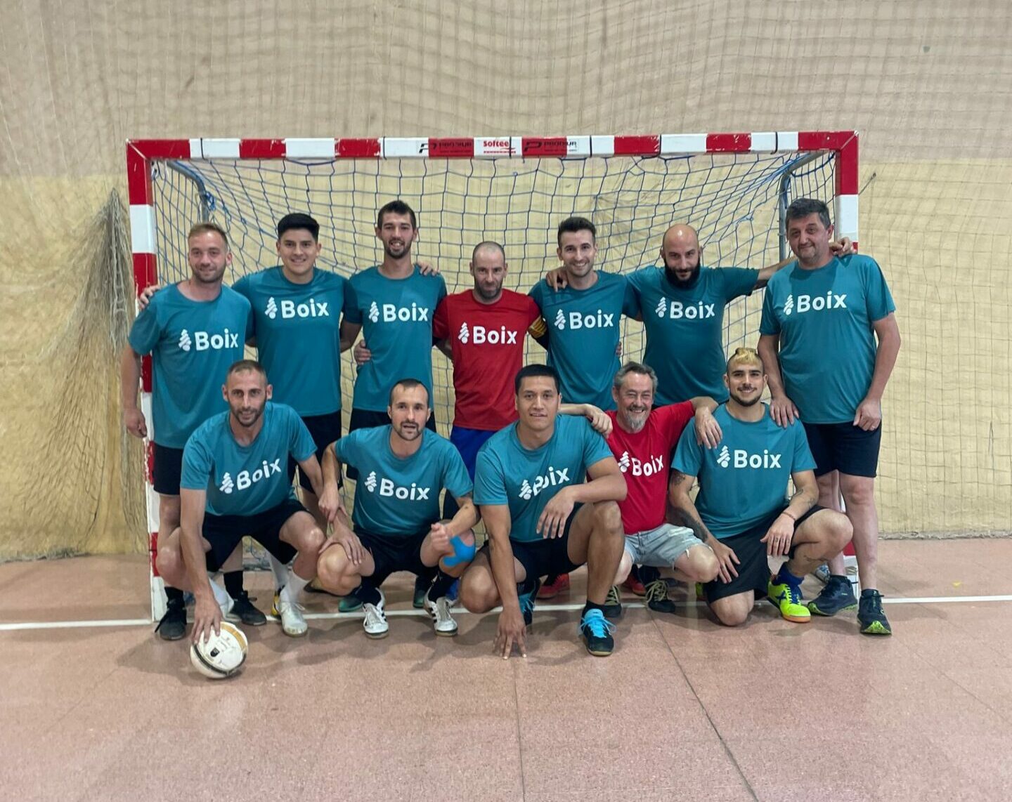 "Boix-os nois" the Grup Boix team debuted at the indoor football ...
